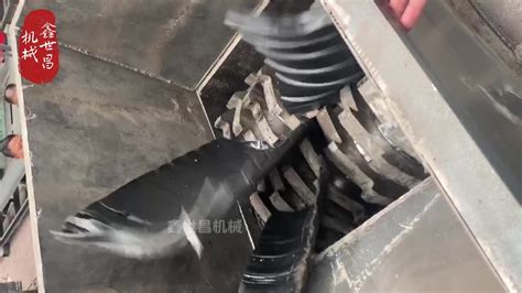 双轴塑料撕碎机工作原理视频撕橡胶管道