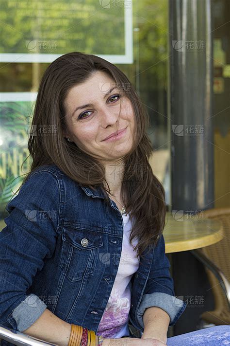 夏日里穿着夹克的女孩的肖像