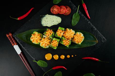 전통적인 일본 음식 검은 배경에 초밥 롤과 소스 맨 위 보기입니다 0명에 대한 스톡 사진 및 기타 이미지 0명 고급 요리 고추냉이 Istock