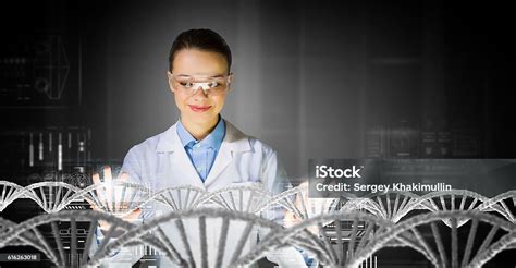 실험실에서 일하는 과학자 여성 혼합 미디어 3차원 형태에 대한 스톡 사진 및 기타 이미지 3차원 형태 Dna 건강관리와 의술 Istock