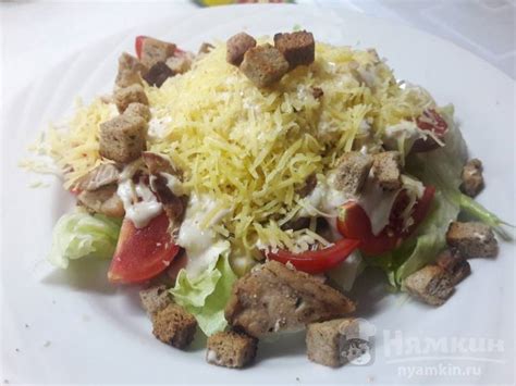 Салат Цезарь с чесночными сухариками рецепт пошаговый с фото - Nyamkin.RU