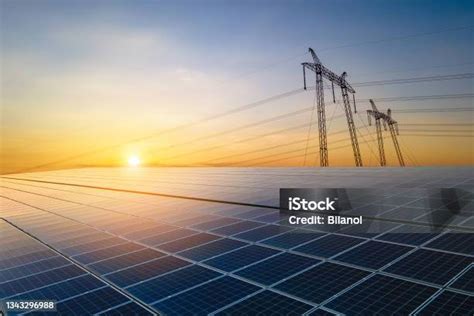 태양 광 발전에서 전기를 전송 하는 전력선 고전압 철탑 일출에 판매 지속 가능한 에너지 개념의 생산 태양 에너지에 대한 스톡