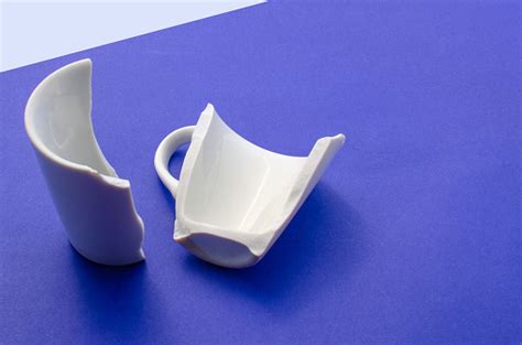 깨진 컵 깨진 유리 부품 그릇 반쪽 또는 깨진 흰색 컵 분해 또는 사고 및 절단 개념 0명에 대한 스톡 사진 및 기타 이미지