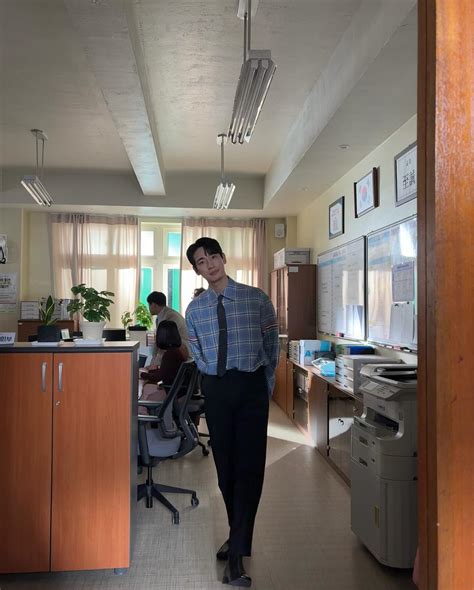 윤박 마지막 촬영 날 마지막 씬 마지막 컷을 함께 할 수 있었어서 굉장히 특별했습니다 굉장한 특별출연 사랑은외나무다리에서 김지웅 수학 선생님