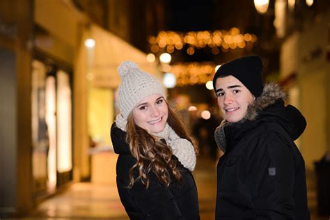 사랑스러움 젊은 커플입니다 즐거운 브룩할로우 야간에만 겨울 동안 20 29세에 대한 스톡 사진 및 기타 이미지 20 29세 2015년 2명 Istock