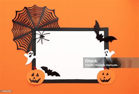 할로윈 인사말 빈 카드 프레임 검은 거미줄 종이 검은 박쥐 호박 및 유령 와 오렌지 배경에 복사 공간이 있는 플랫 레이아웃 10월에 대한 스톡 사진 및 기타 이미지 Istock