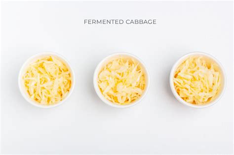 흰색 배경에 그릇에 소금에 절인 양배추 또는 발효 양배추 적절한 영양과 건강한 식습관의 개념 유기농 및 채식 식품 닫기 텍스트에