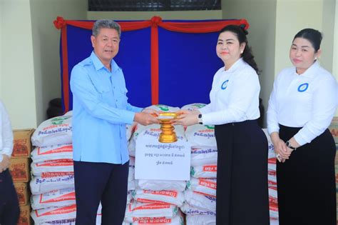 ឯកឧត្តមគួច ចំរើន អភិបាល នៃគណៈអភិបាលខេត្តកណ្ដាល បានទទួលអំណោយពីប្រធានសមាគមផ្គត់ផ្គង់ត្រីនៅកម្ពុជា