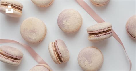 흰색과 분홍색 사탕 지팡이 사진 Unsplash의 무료 과자 이미지