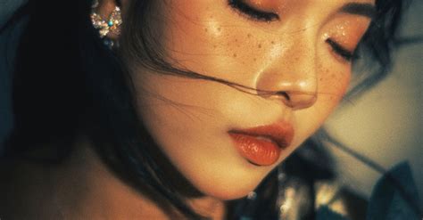 주근깨와 하얀 장미를 가진 몽환적인 여자 · 무료 스톡 사진