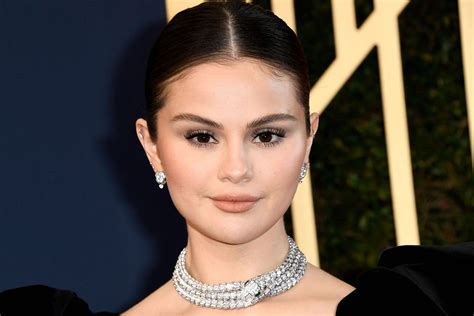 Selena Gomez Wore A Bikini On Vacation The Comments Are Appalling Glamour