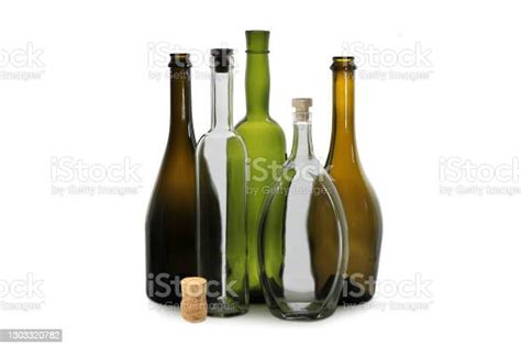 화이트 와인 병과 화이트 타원형 보드카 병 근처 녹색 와인 병 과 갈색 와인 병 흰색에 고립 와인병에 대한 스톡 사진 및 기타 이미지 Istock