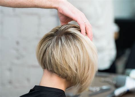 Модні стрижки для жінок за 40 років показали стилісти приховають випадіння волосся фото