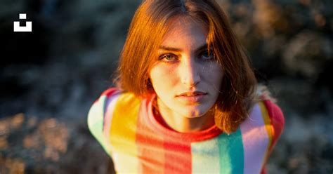 흰색 빨간색과 파란색 줄무늬 셔츠와 노란색 팬티를 입은 여자 사진 Unsplash의 무료 해질녘 이미지