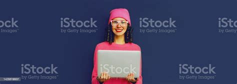 진한 파란색 배경에 분홍색 화려한 옷을 입고 노트북으로 작업하는 세련된 현대 젊은 여성의 초상화 광고 텍스트를위한 배너 빈 복사 공간 25 29세에 대한 스톡 사진 및 기타