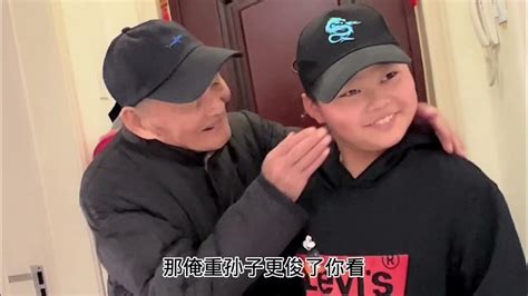 重孙和96岁太爷爷比谁长得帅，太爷爷的情商太高了，乐的重孙蹦高 Youtube