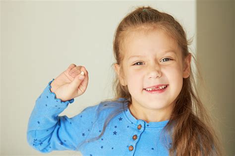 이빨없는 아이 귀여운 어린 소녀는 활짝 웃는다 첫 번째 우유 치아가 떨어졌습니다 소아 치과 및 치과 위생의 개념 6 7 살에 대한 스톡 사진 및 기타 이미지 Istock