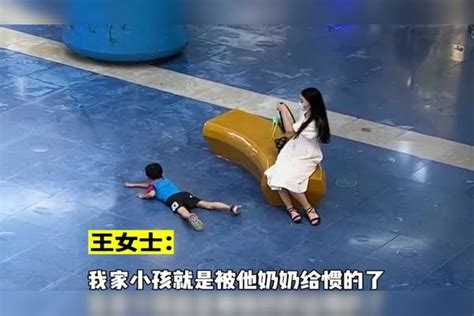 小孩商场哭闹撒泼，宝妈摆烂式带娃，淡定买来雪糕边吃边看雪糕小孩
