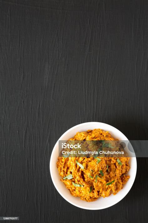 검은 색 배경에 흰색 그릇에 집에서 만든 치킨 티카 마살라 상단 보기 위에서 플랫 평지 오버헤드 공간을 복사합니다 0명에 대한 스톡 사진 및 기타 이미지 Istock