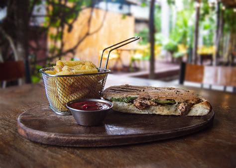 감자 튀김 한 쪽과 함께 접시에 샌드위치 사진 Unsplash의 무료 파니니 이미지