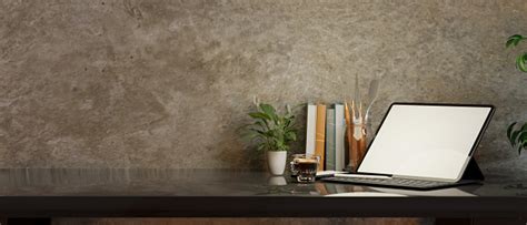 노트북 컴퓨터와 테이블 상단 시멘트 로프트 벽 위에 공간을 복사합니다 힙스터 사람에 대한 스톡 사진 및 기타 이미지 힙스터