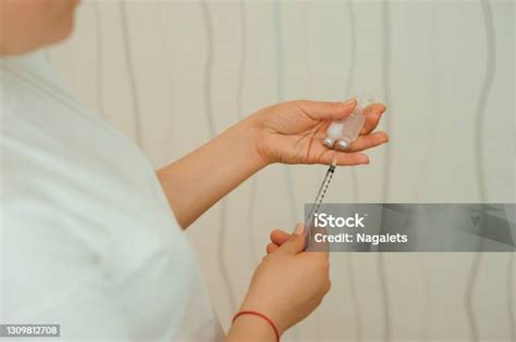 주사기 손에 의료 주사 손바닥 또는 손가락 바늘이 있는 의학 플라스틱 예방 접종 장비 가까운에 대한 스톡 사진 및 기타 이미지