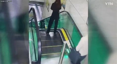 지하철 에스컬레이터 앞에 선 여성에게 소변 본 남성 Cctv 