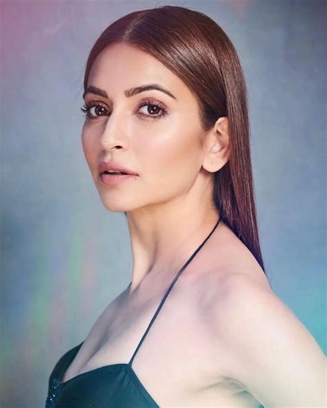 Kriti Kharbanda Scrolller