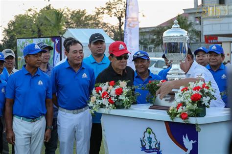 អ្នកឧកញ៉ា ឧកញ៉ា ជាច្រើនរូបអមដំណើរសម្ដេចតេជោក្នុងពិធីបើកការប្រកួតកីឡាវាយកូនគោល