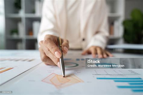 전략 계획 및 의사 결정을 위한 현대적인 사무실 환경에서 그래프와 차트를 사용한 전문적인 비즈니스 분석 개발에 대한 스톡 사진 및 기타 이미지 Istock