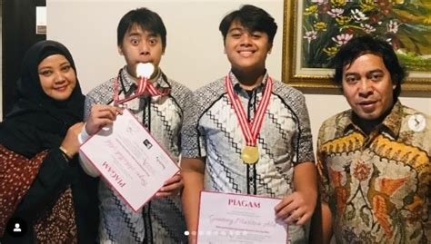 Jauh Dari Kesan Glamor Ini 5 Potret Sederhana Keluarga Komeng Calon Anggota Dpd Ri