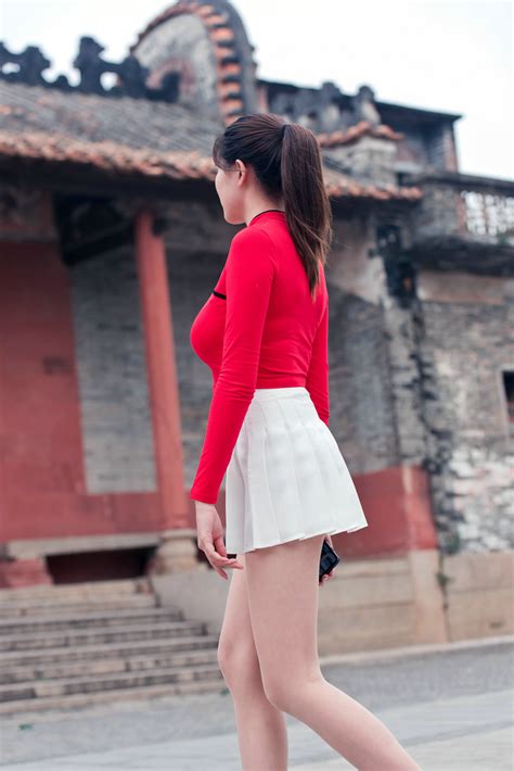 마법의 거울 거리 사진 No118 붉은 드레스와 하얀 치마를 입은 가장 절묘한 비단발 미녀가 고대 마을에서 시간을 보낸다 V2ph