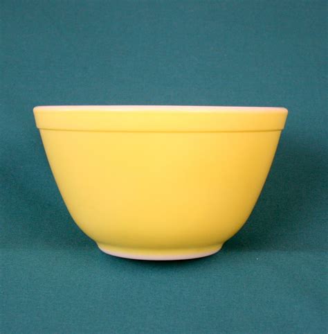 Pyrex Small Yellow Mixing Bowl Citrus Daisy 1 1 2 Pint 401 Etsy