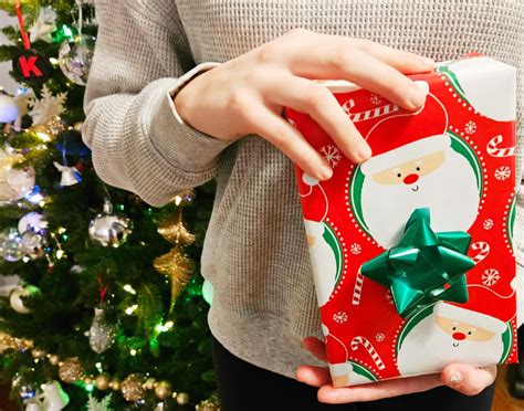 Free Christmas Pass The Parcel Game Hands On Teaching Ideas