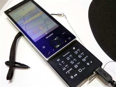 今後のandroidスマートフォン展開は？どこかで見たような中国向けモデルを展示しているシャープに聞いてみた Gigazine