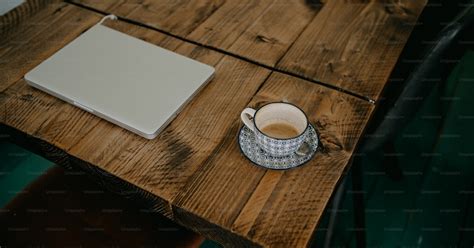 나무 테이블 위에 커피 한 잔과 노트북 사진 Unsplash의 가상 사무실 이미지