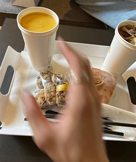 Pentagon Community Post 1000000년 만에 카페 같이 있는 사람은 누굴까요