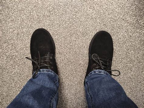 черный зимний замшенный сапог на ногах представление первого пользователя Стоковое Изображение