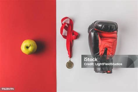 빨간색과 흰색 테이블에 메달와 애플 권투 장갑의 상위 뷰 메달에 대한 스톡 사진 및 기타 이미지 메달 플랫 레이 Championship Istock