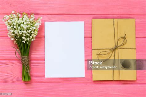꽃다발과 빈 인사말 카드와 이랑 선물 상자 봉투 평면도 텍스트에 대 한 복사 공간 플랫 레이 0명에 대한 스톡 사진 및 기타 이미지 Istock