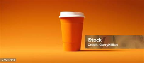 오렌지 배경에 중앙에 홀더가 있는 미니멀리스트 오렌지 빈 종이 커피 컵 테이크 아웃 종이 커피 컵 3d 렌더링 그림 0명에 대한 스톡 사진 및 기타 이미지 Istock