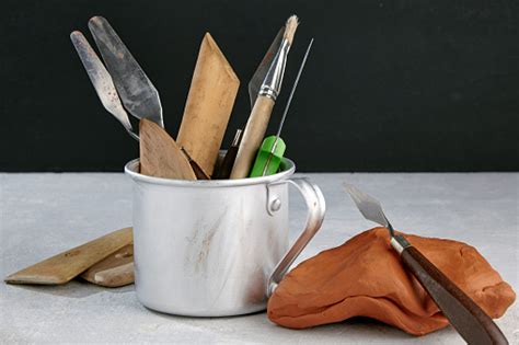 조각가의 작업실에 있는 석재 테이블 위의 점토 조각과 스택을 모델링하고 조각하는 모습 0명에 대한 스톡 사진 및 기타 이미지 0명 개체 그룹 공예 Istock