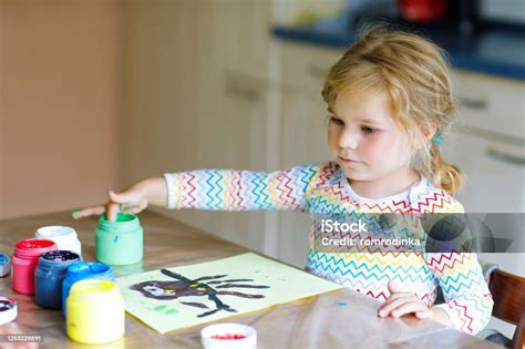 작은 창조적 인 유아 소녀는 올빼미 새를 색칠 손가락으로 그림 활동적인 아이는 집에서 유치원에서 그리기와 재미를 아이들을위한 게임 교육 및 거리 학습 건강관리와 의술에 대한
