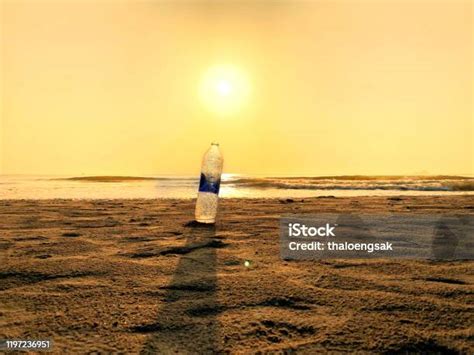 해변의 플라스틱 폐기물은 환경 오염을 보여줍니다 해변에서 쓰레기 환경 오염 개념 사진입니다 가방에 대한 스톡 사진 및 기타 이미지 Istock