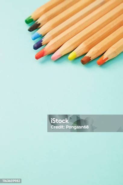 파스텔 창백한 파란색 배경에 다채로운 연필 세계 교사의 날 또는 학교 개념으로 돌아가기 0명에 대한 스톡 사진 및 기타 이미지 0명 개념 개념과 주제 Istock