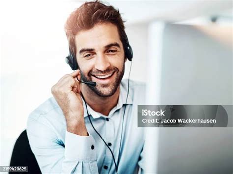 텔레 마케팅 미소 짓는 에이전트 및 남자 콜 센터 및 조언 도움 및 고객 서비스와의 대화 남성 헤드폰 기술 지원 및 연결을
