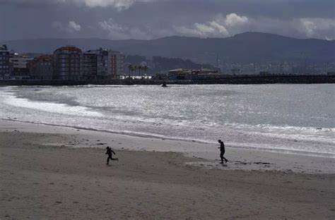 Una niña queda atrapada en el sofá cama de un hotel