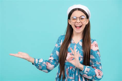 Lenfant Adolescent Positif Pointe De Côté Avec Une Expression Joyeuse Montre Incroyable à L