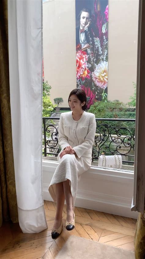 🦦 좋아했던 트위드 셋업이 리뉴얼 재입고 되었어요 트위드에 골드사 섞여 노란빛 살짝 감도는 크림 아이보리 컬러에서