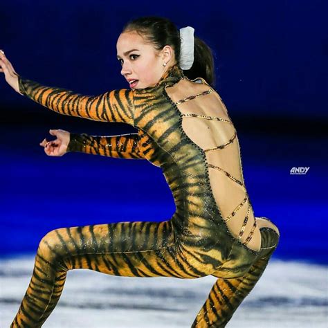 Алина Загитова на фото в купальнике